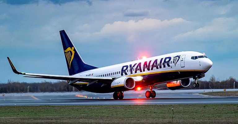 U nis nga Italia! 6 minuta larg tr*gjedisë, avionit RyanAir i mbaron ...